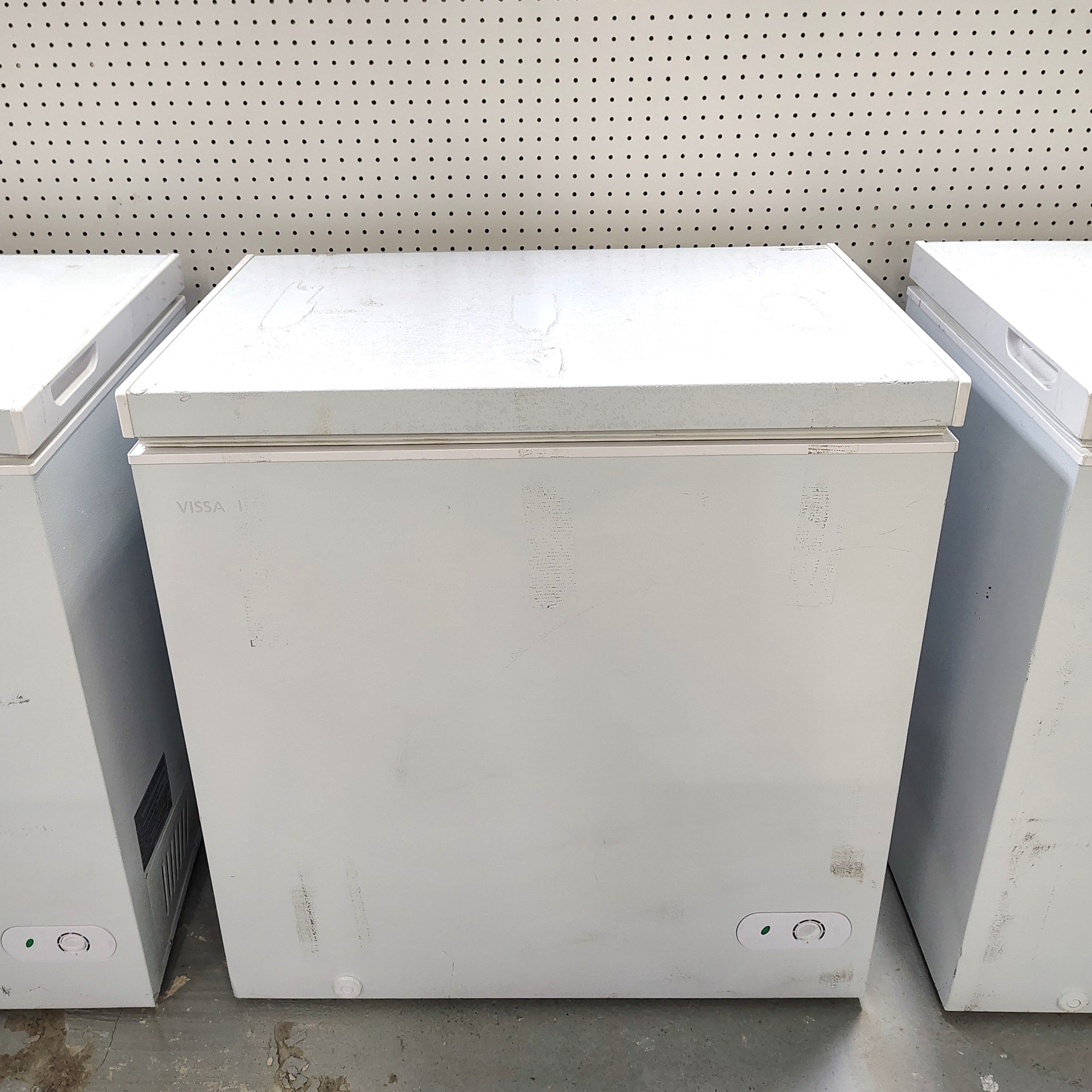 Vissani 7.0 cu. ft. Manual Defrost Chest Freezer with LED Light in Whi ...